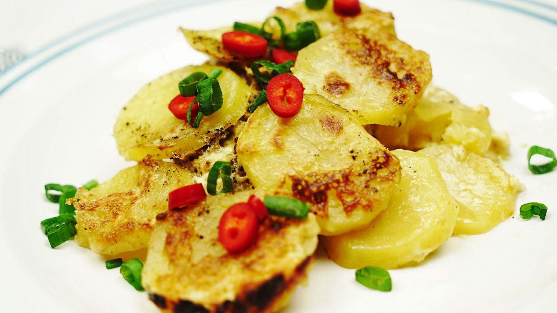 Farářské brambory: Levné jídlo z jednoho pekáče přichystáte snadno z ...