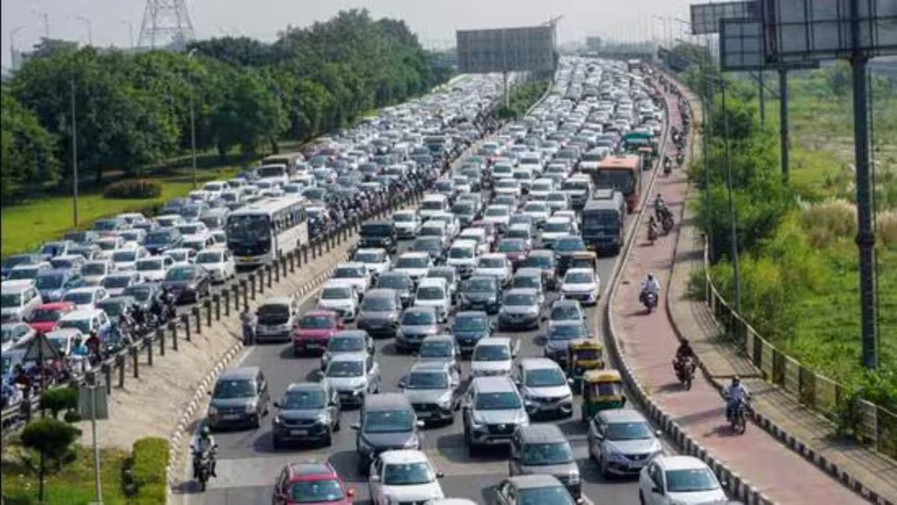 Delhi Traffic Alert: Roads Near Red Fort Shut, Massive Jams Likely ...