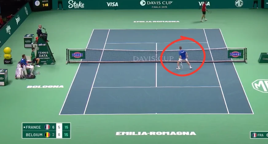 «Qu'est-ce qu'il fait?!» Le coup lunaire d'un tennisman français