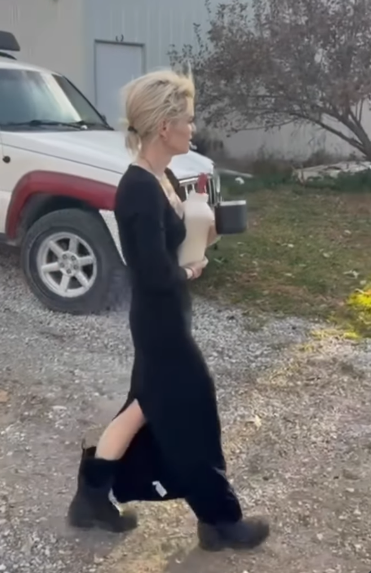 “She Doesn’t Look Well!” People Worry About Kelly Osbourne’s Look ...