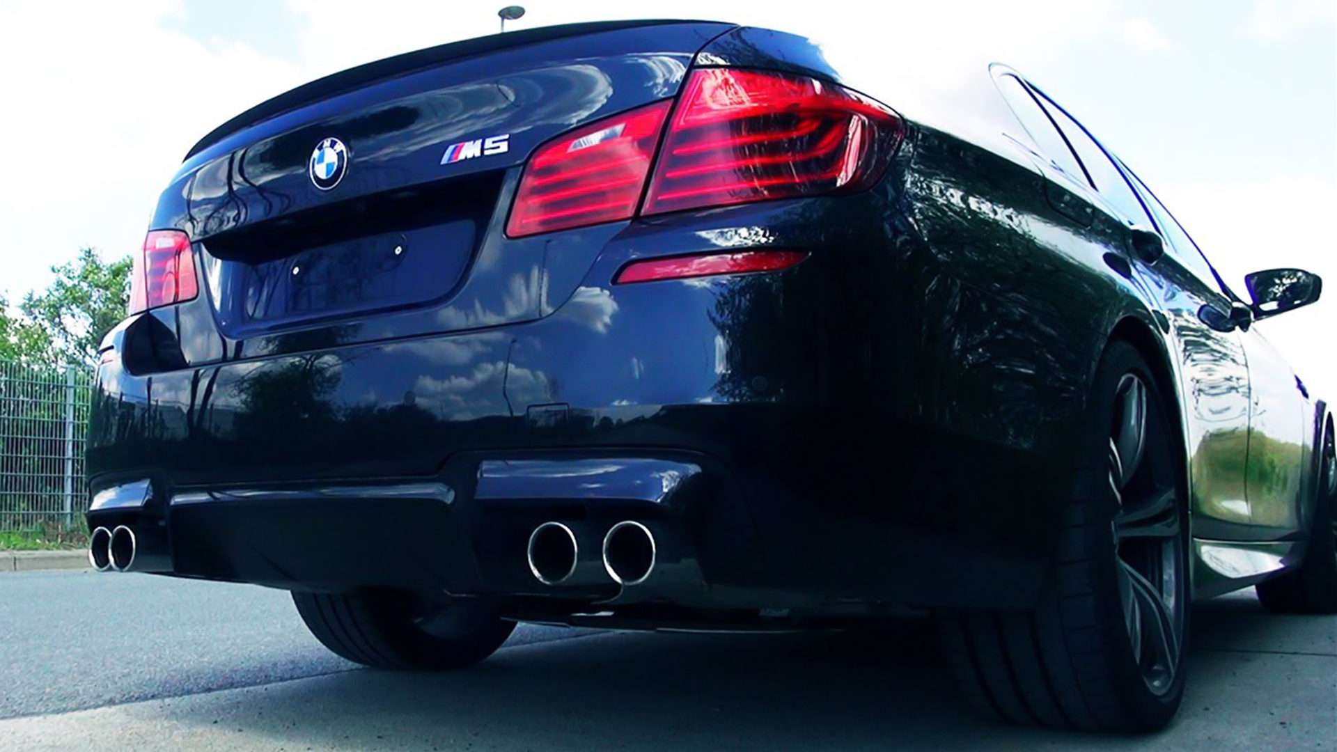 4.4L V8 Biturbo – BMW M5 in Motion and Revving