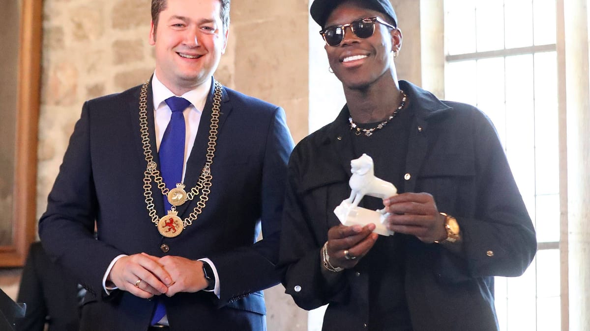 Basketball-Star Schröder finanziert Grundschule mit Dresscode