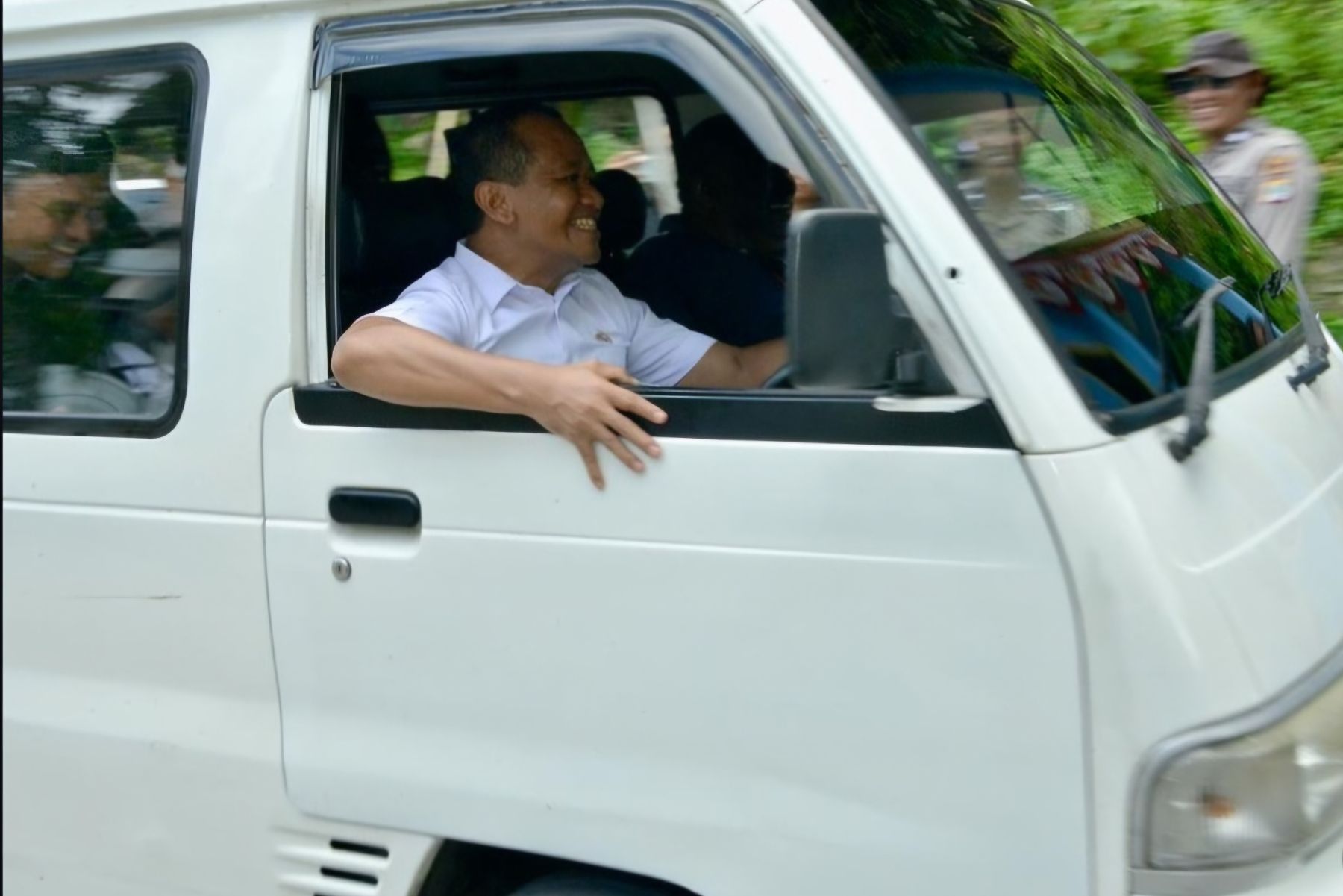 Momen Menteri ESDM Bahlil Lahadalia Nostalgia Jadi Sopir Angkot di ...