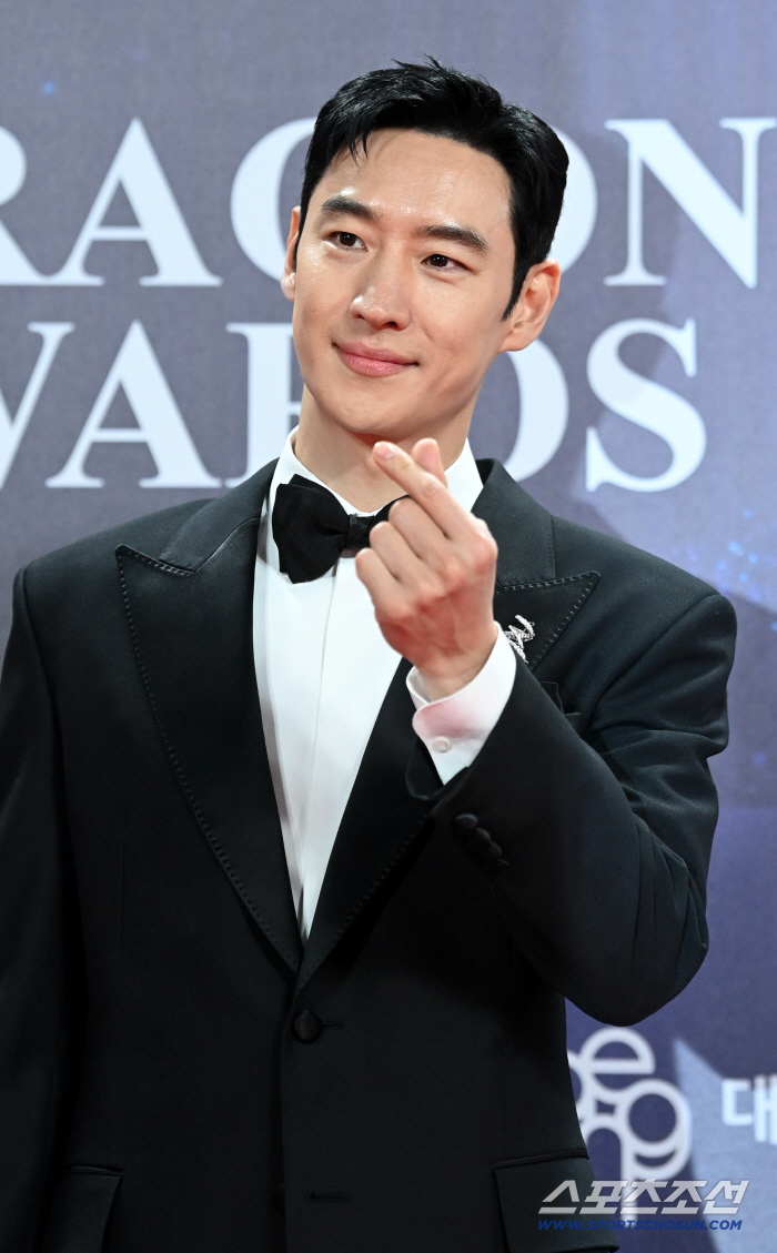 Lee Je-hoon, Blue Dragon's handsome face is even more crazy ahead of ...