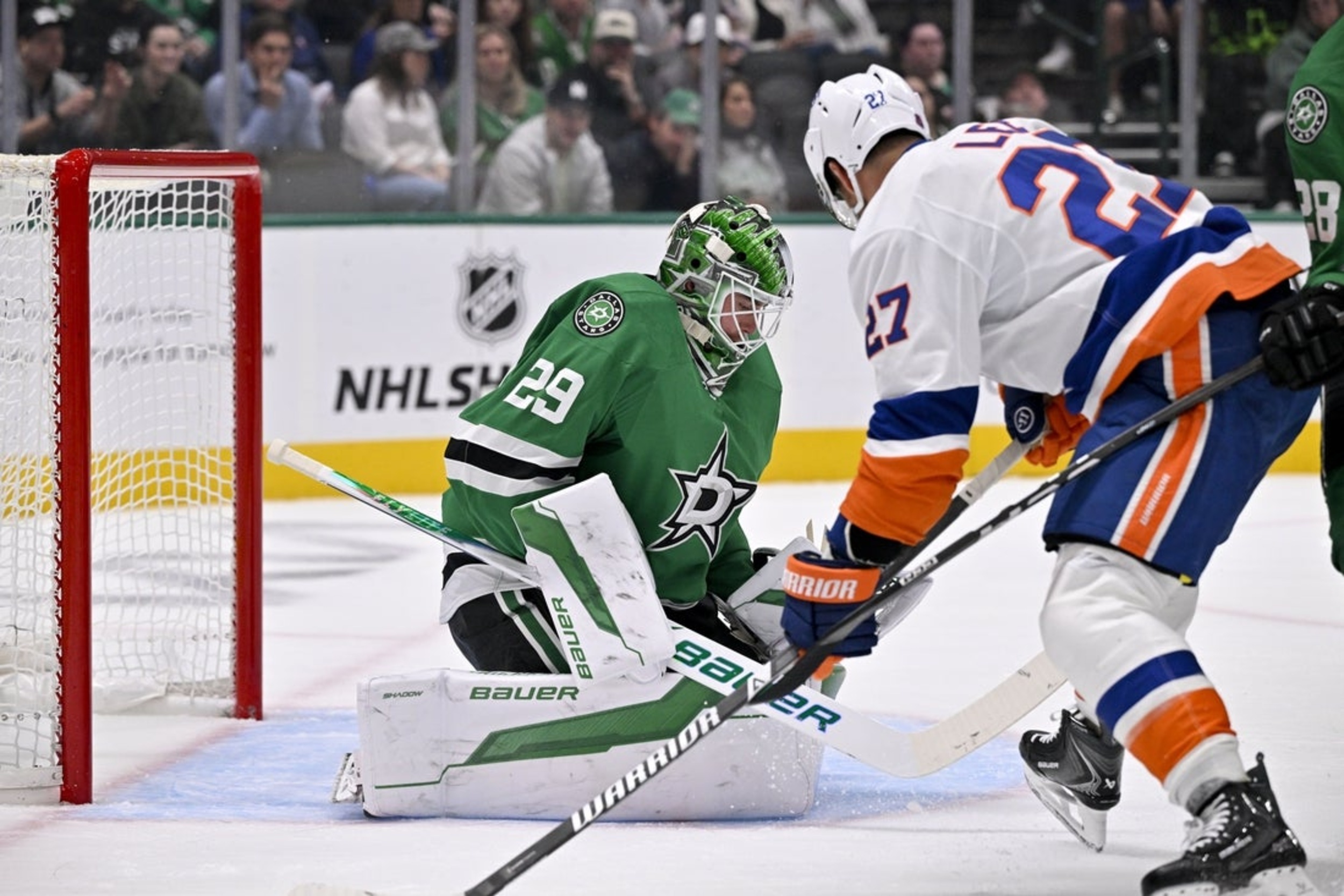 Isles survive as Stars' last-second goal is overturned