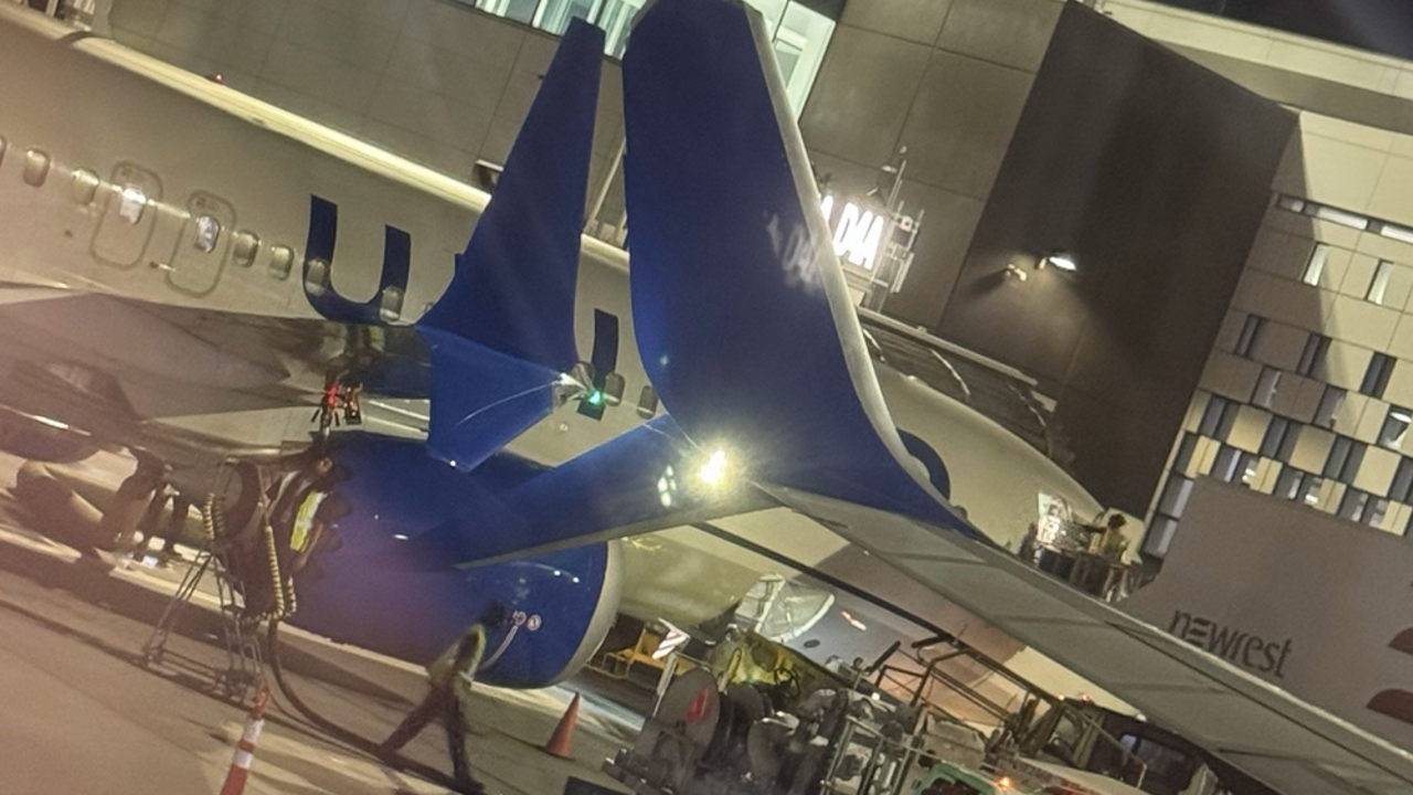 United planes 'make contact' at Houston's Bush Intercontinental Airport