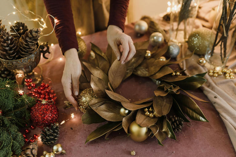 Coronas navideñas en tendencia 2025 para darle un toque chic y cálido a ...