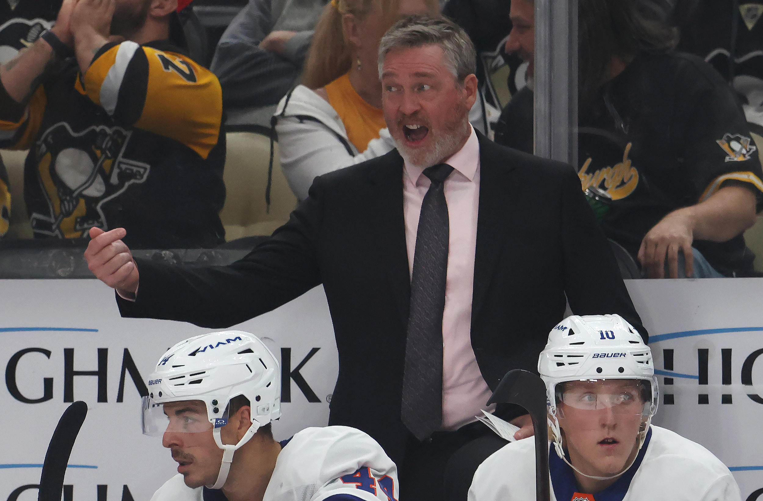 Islanders-Stars game ends with ejection, review and Patrick Roy screaming