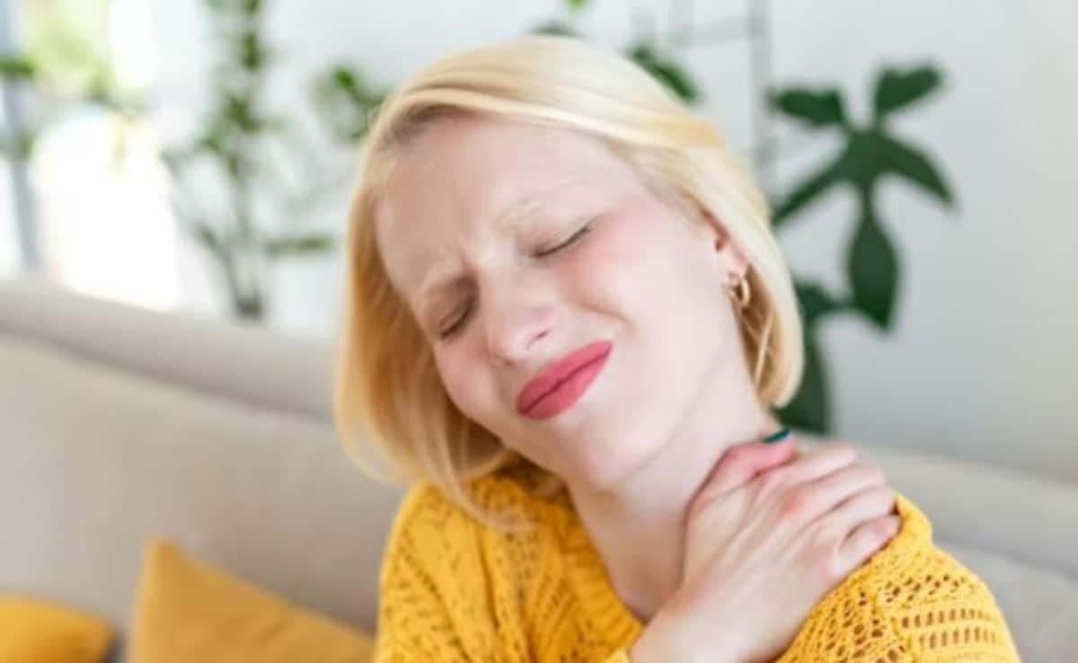 7 Stretching Exercises For Frozen Shoulder, Recommended By Harvard