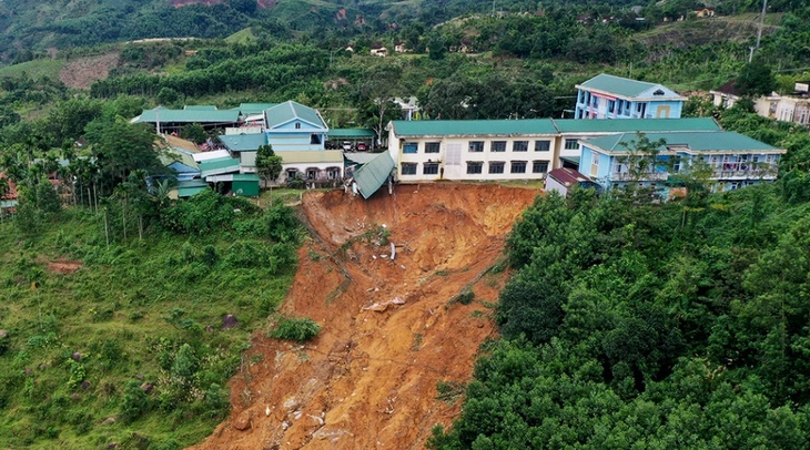 Sạt lở 'vây kín' Trường Tiểu học và THCS Sơn Long, khẩn trương di dời ...