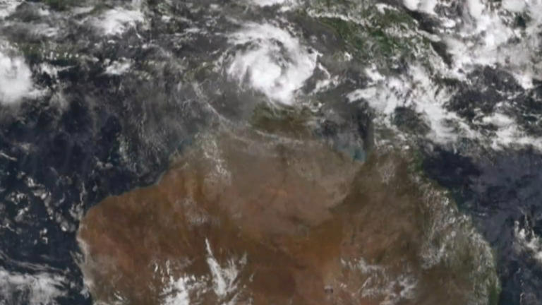 'Gale force' wind warning as cyclone heads toward Top End