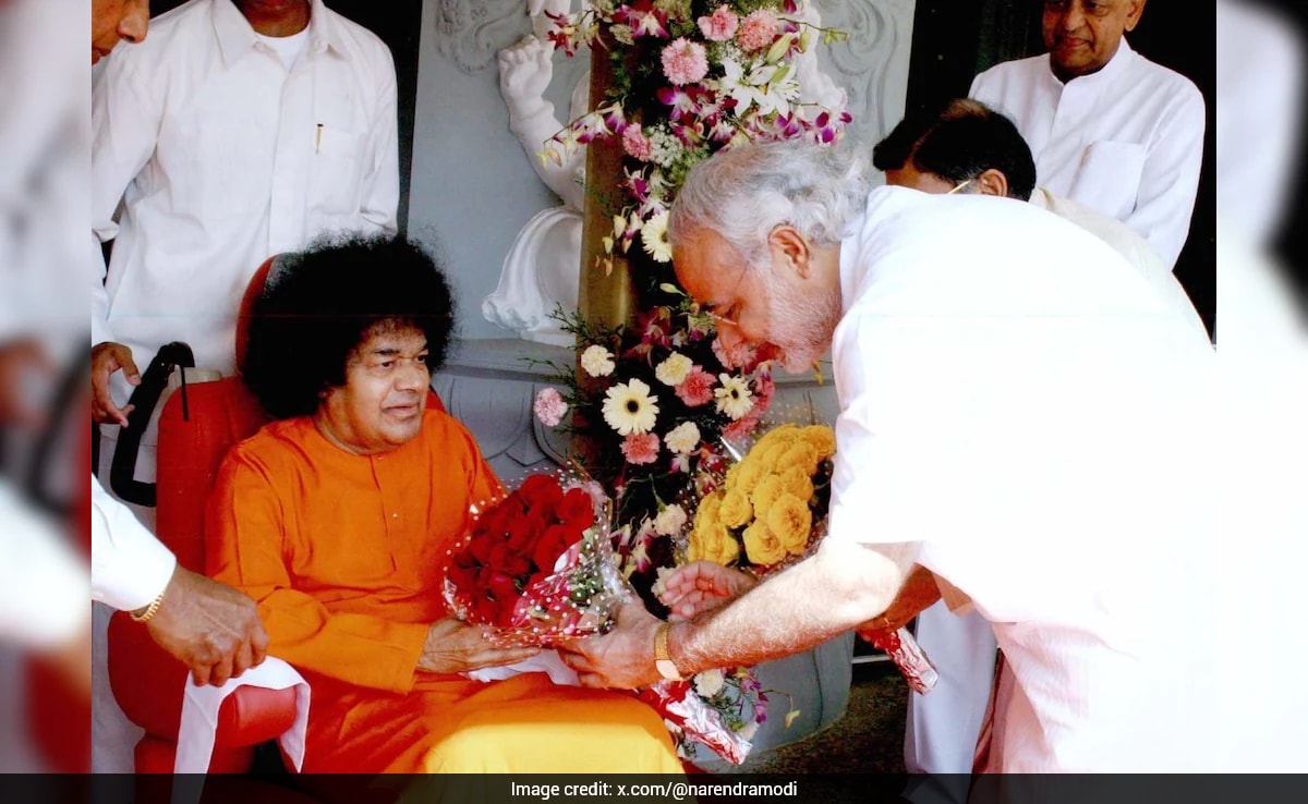 PM Modi Visits Puttaparthi, Pays Obeisance To Sri Sathya Sai Baba