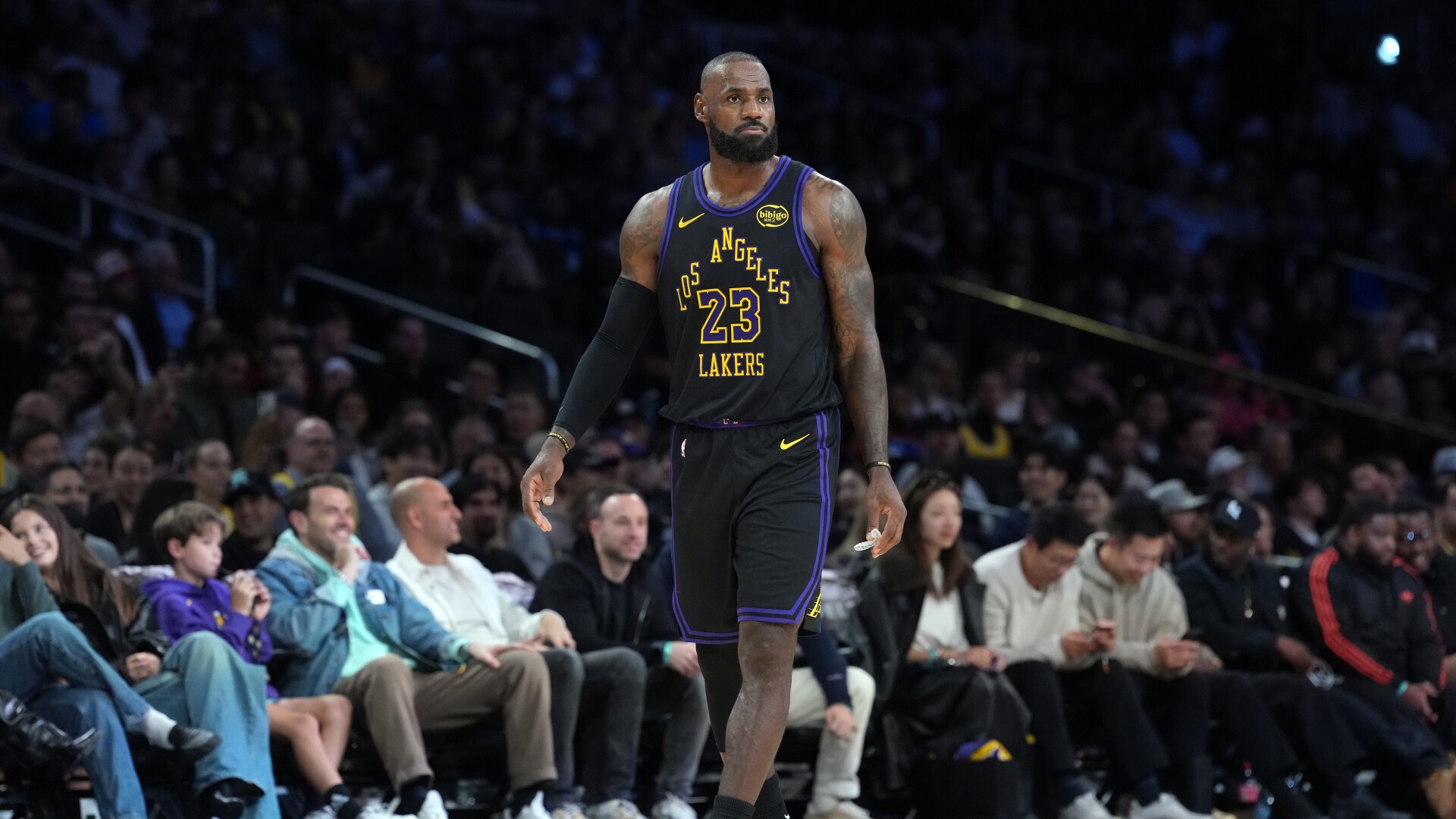 LeBron James makes life easy for Lakers, puts up 12-assist double ...