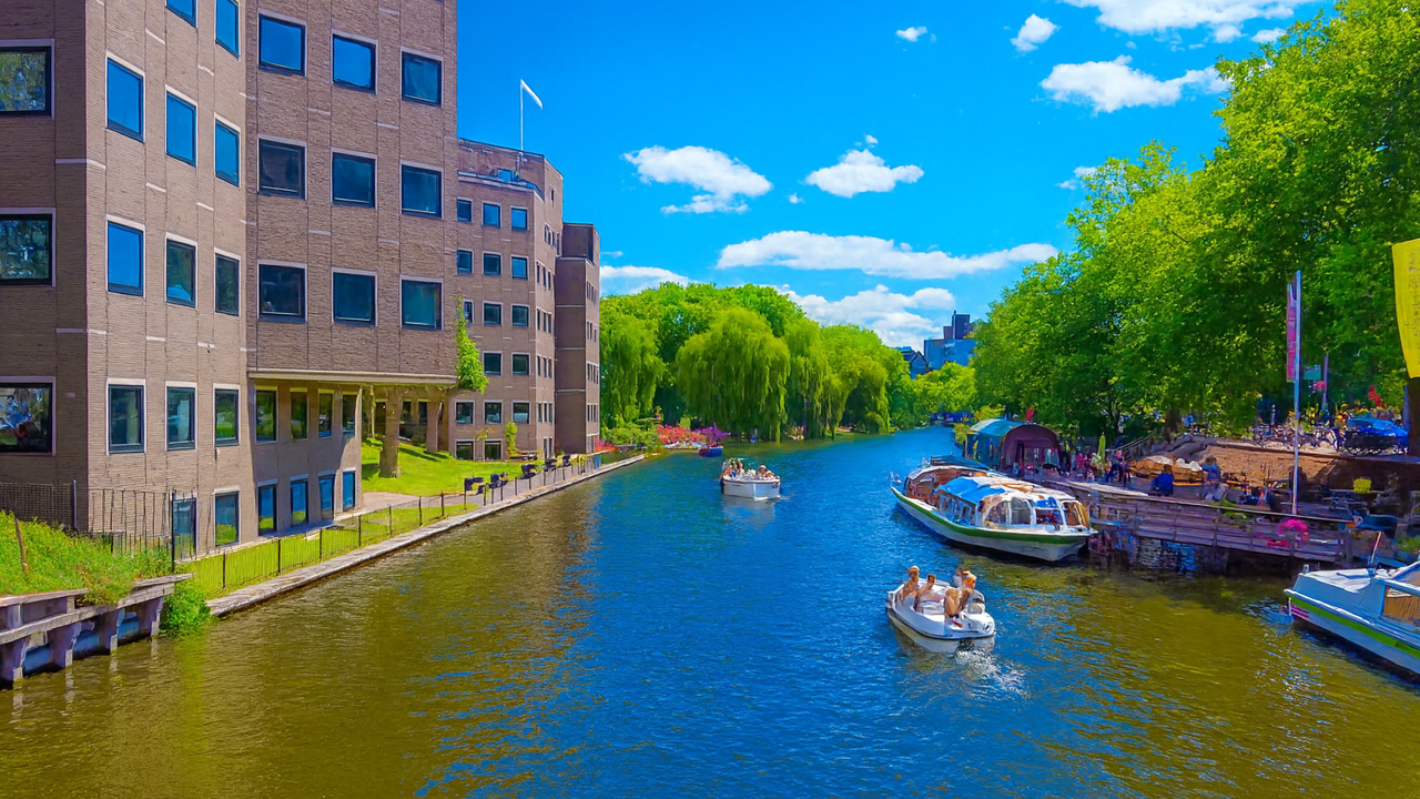 Un paseo tranquilo por las calles de Ámsterdam