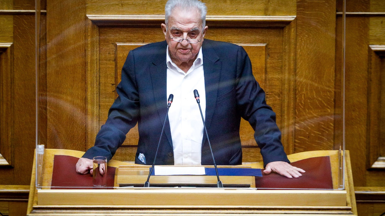 Ενός λεπτού σιγή στη μνήμη του Αλέκου Φλαμπουράρη, στην έναρξη της ...