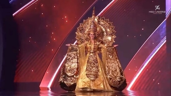 Manika Vishwakarma steals the show in breathtaking golden national ...