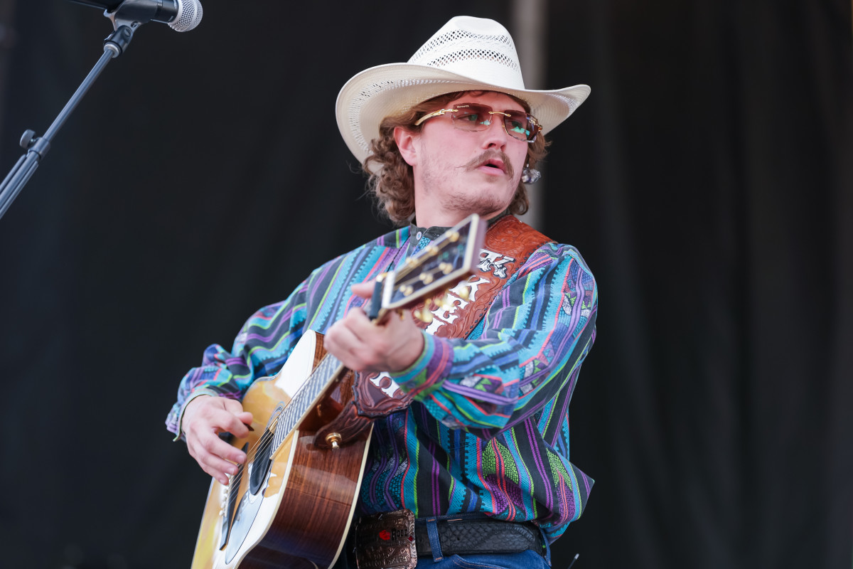 Rising Country Singer Announces Change to His Tour