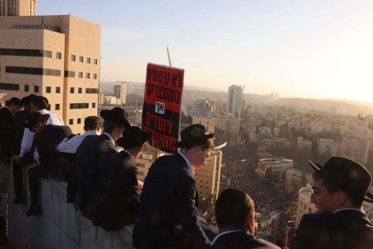 High Court orders Israeli gov't to enforce policy against IDF draft evaders