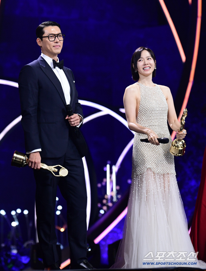 Hyun Bin Son Ye-jin won the Blue Dragon Film Award as a popular star