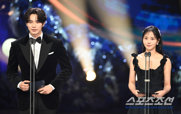 Lee Chae-min Kim So-hyun attends the Blue Dragon Film Awards as a presenter
