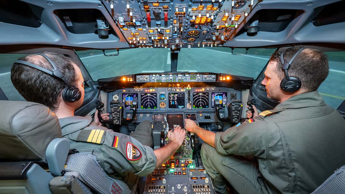 Schönefelder 737 bildet Poseidon-Piloten aus: Marineflieger üben im ...