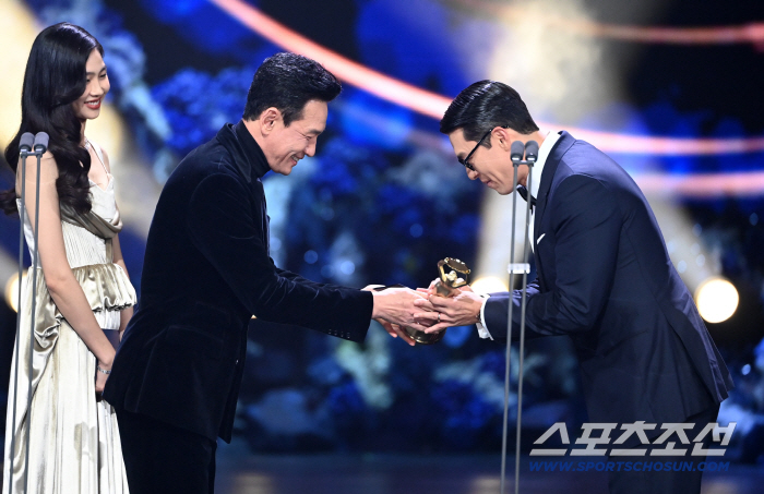 Hyun Bin won the Best Actor Award