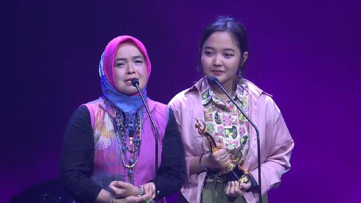 Ibu dan Adik Wakili Gustiwiw Terima Piala AMI Awards 2025