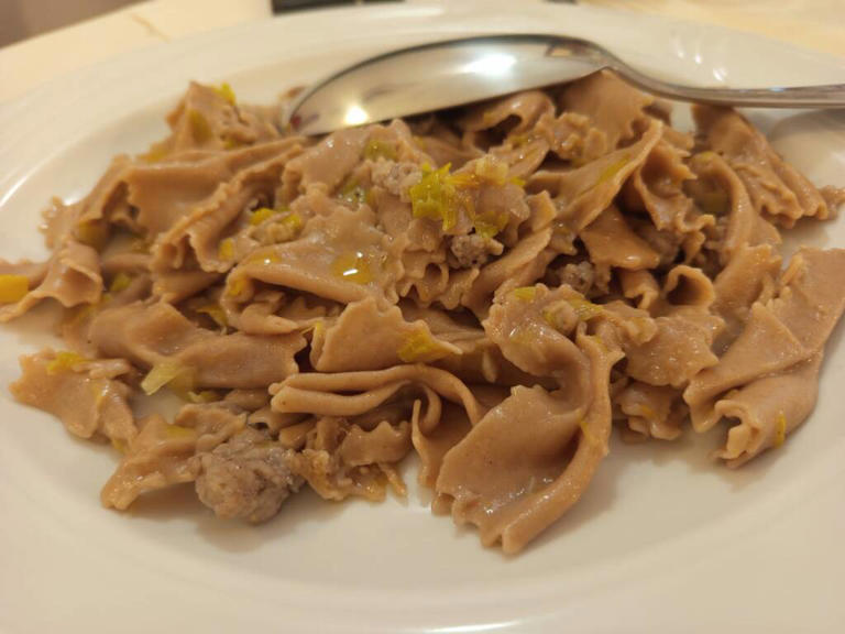 Lasagnette di castagne con porro e salsiccia