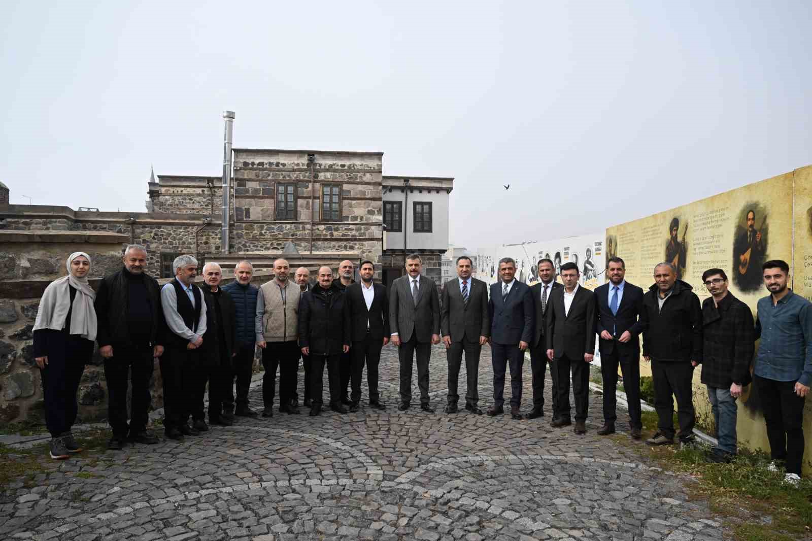 Vali Çiftçi, "Dil ve Edebiyat Konağı"nı inceledi, "Edebiyat Sokağı"nda ...