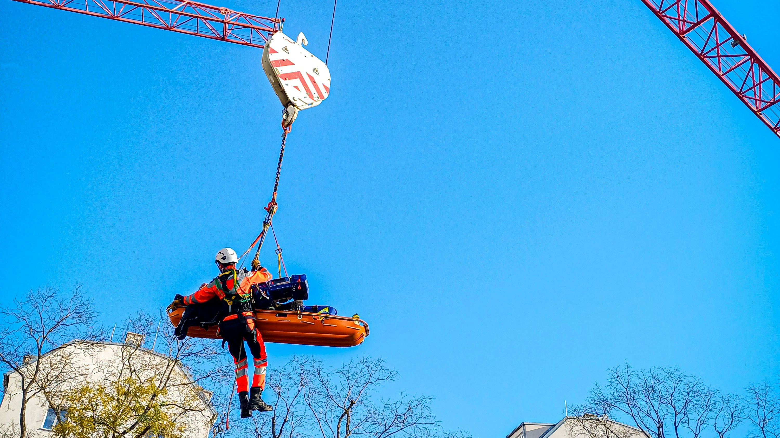 Arbeiter stürzt metertief in Grube, muss in Schockraum