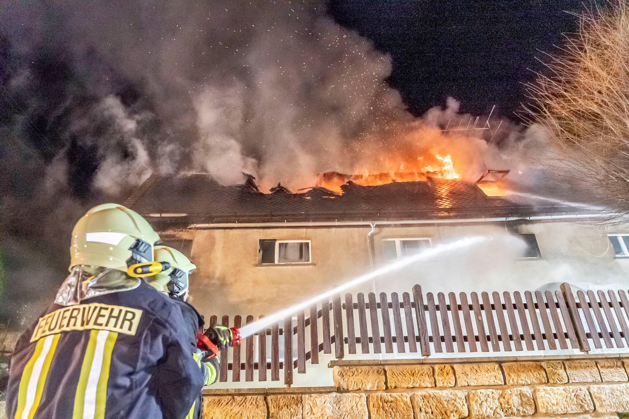 Großbrand in Lichtenhain bei Sebnitz: Wohnhaus steht in Flammen