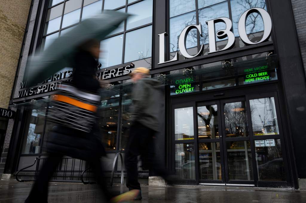 LCBO giving paper bag contract to Ontario company, 1 year after ...