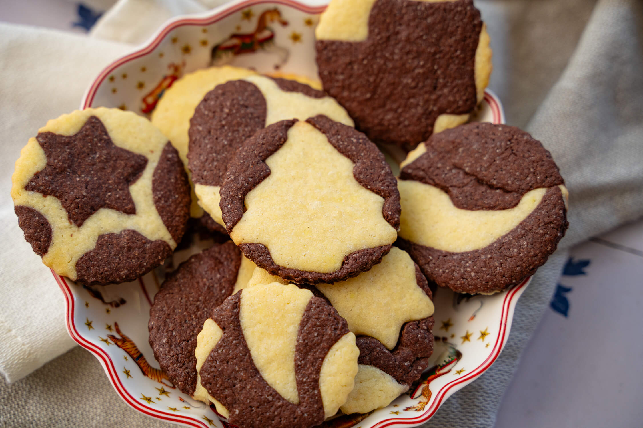 Puzzle Plätzchen mit Schoko und Vanille – hübsches Schwarz-Weiß-Gebäck