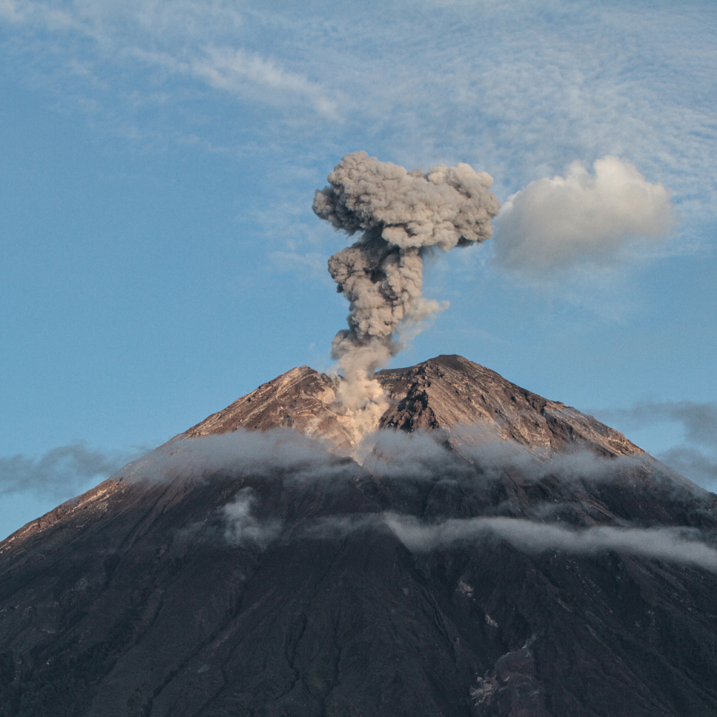 Vulkan Semeru auf Java spuckt 2.000 Meter hohe Aschesäule