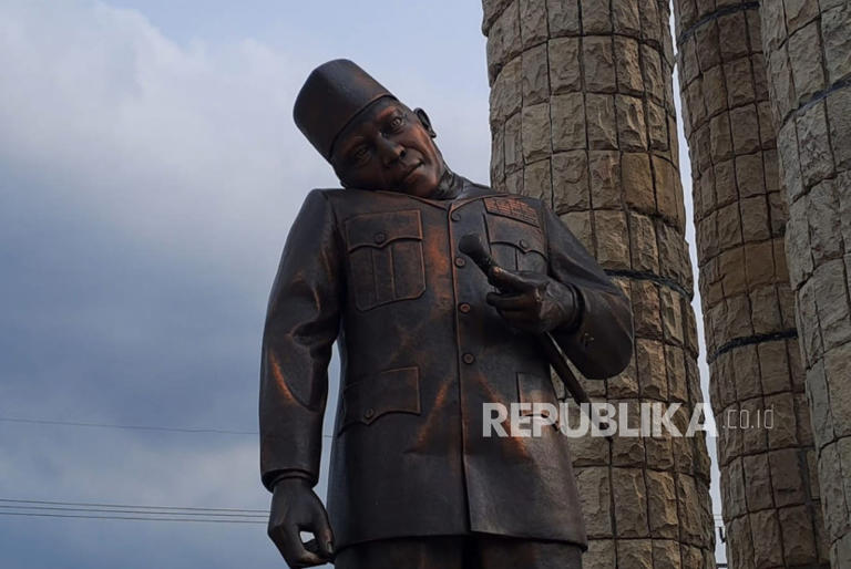 Ini Alasan Mengapa Kepala Patung Bung Karno di Alun-Alun Indramayu ...