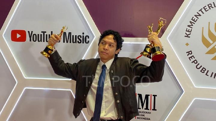 Baskara Putra Terima 3 Piala AMI Awards 2025 dari Hindia dan .Feast