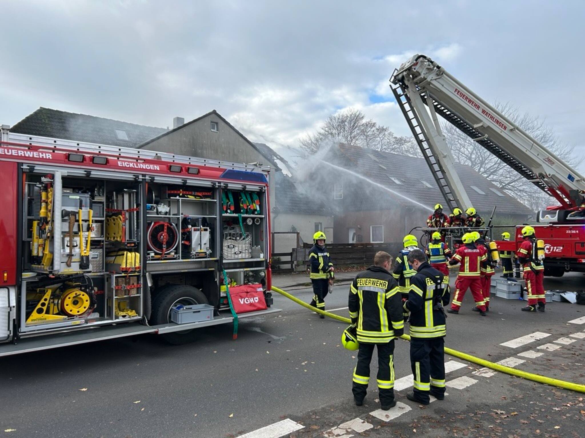 Mehrfamilienhäuser stehen in Eicklingen in Flammen: B214 weiterhin gesperrt
