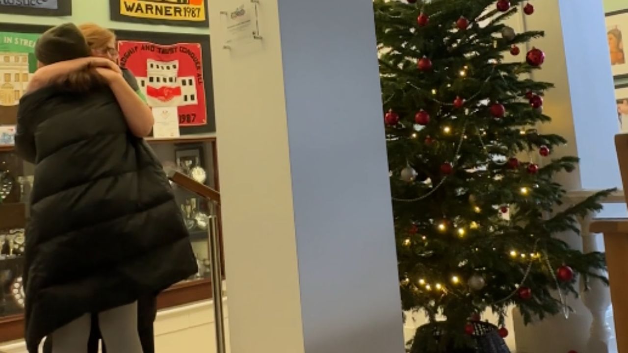 'HER FACE!!!' - Woman surprises mum in London after being stuck in ...