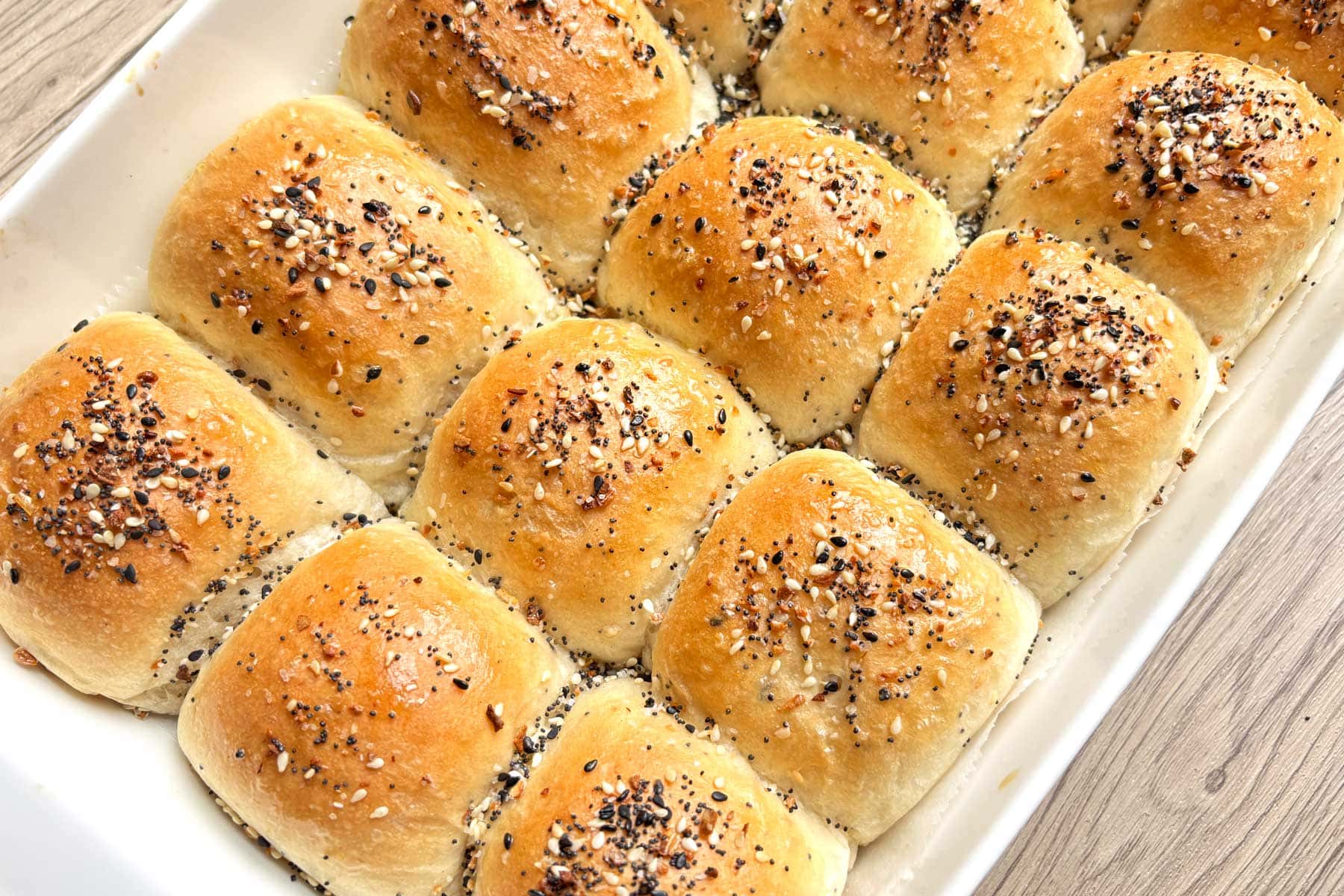 24 Thanksgiving Dinner Rolls That Taste Like Tradition and Warmth
