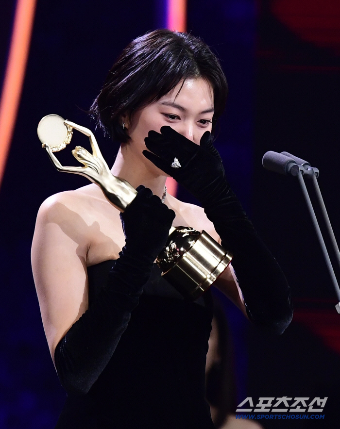 Kim Do-yeon shed tears at winning the New Fox Award. Idol → Thank you ...