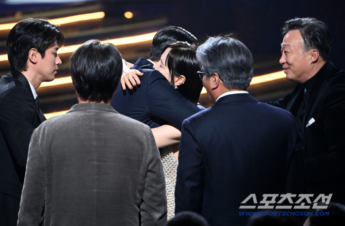 Hyun Bin's wife, Son Ye-jin, who won the Best Actor Award