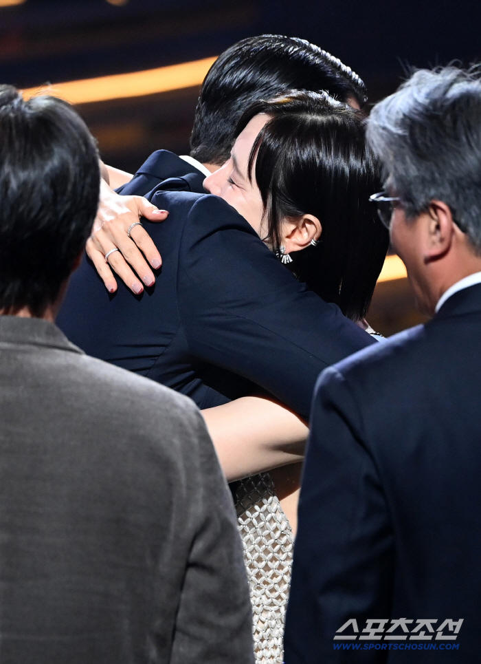 Hyun Bin's wife, Son Ye-jin, who won the Best Actor Award