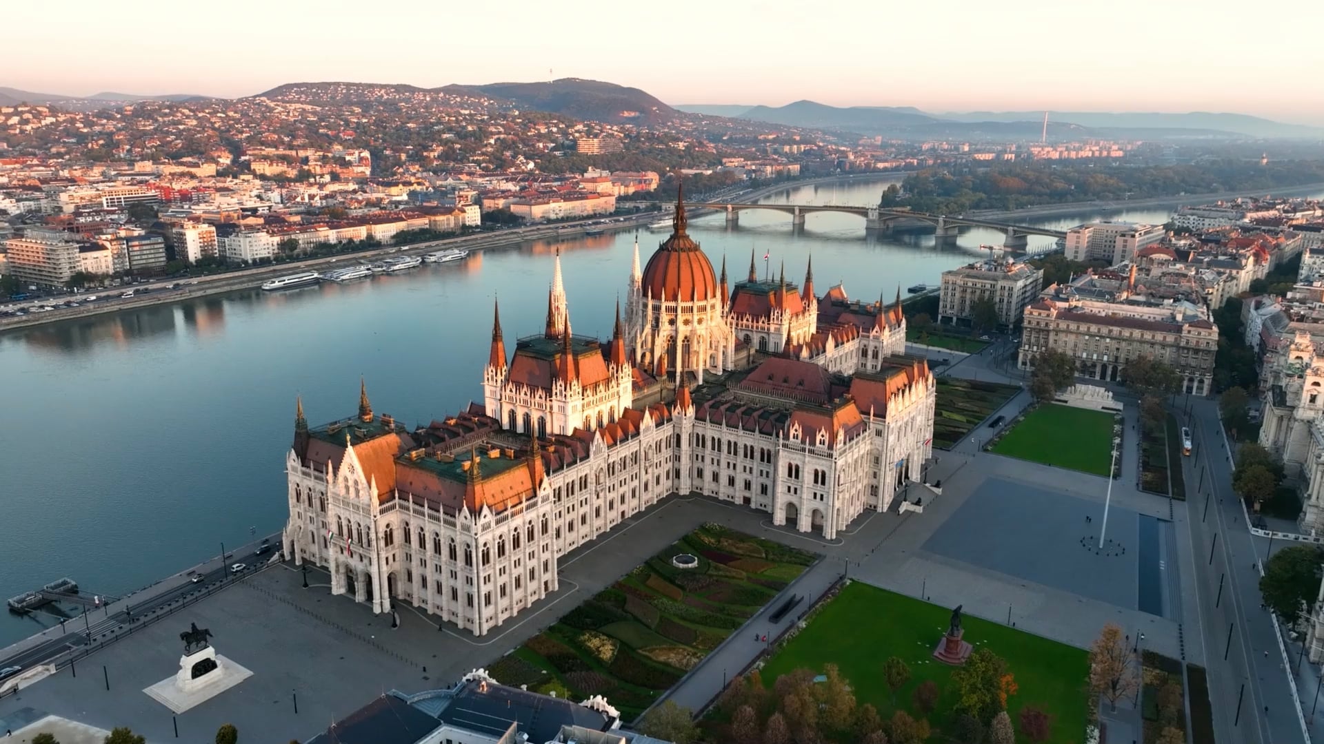 Tour in drone di Budapest: la capitale ungherese sul Danubio