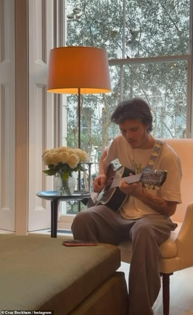 Victoria Beckham sings Spice Girls hit with Cruz as fans beg her to ...