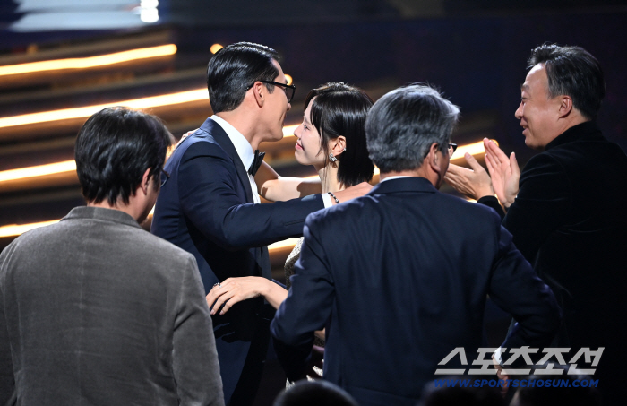 Hyun Bin's wife, Son Ye-jin, who won the Best Actor Award