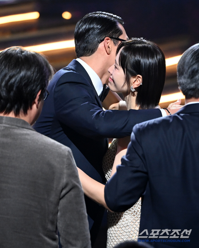 Hyun Bin's wife, Son Ye-jin, who won the Best Actor Award