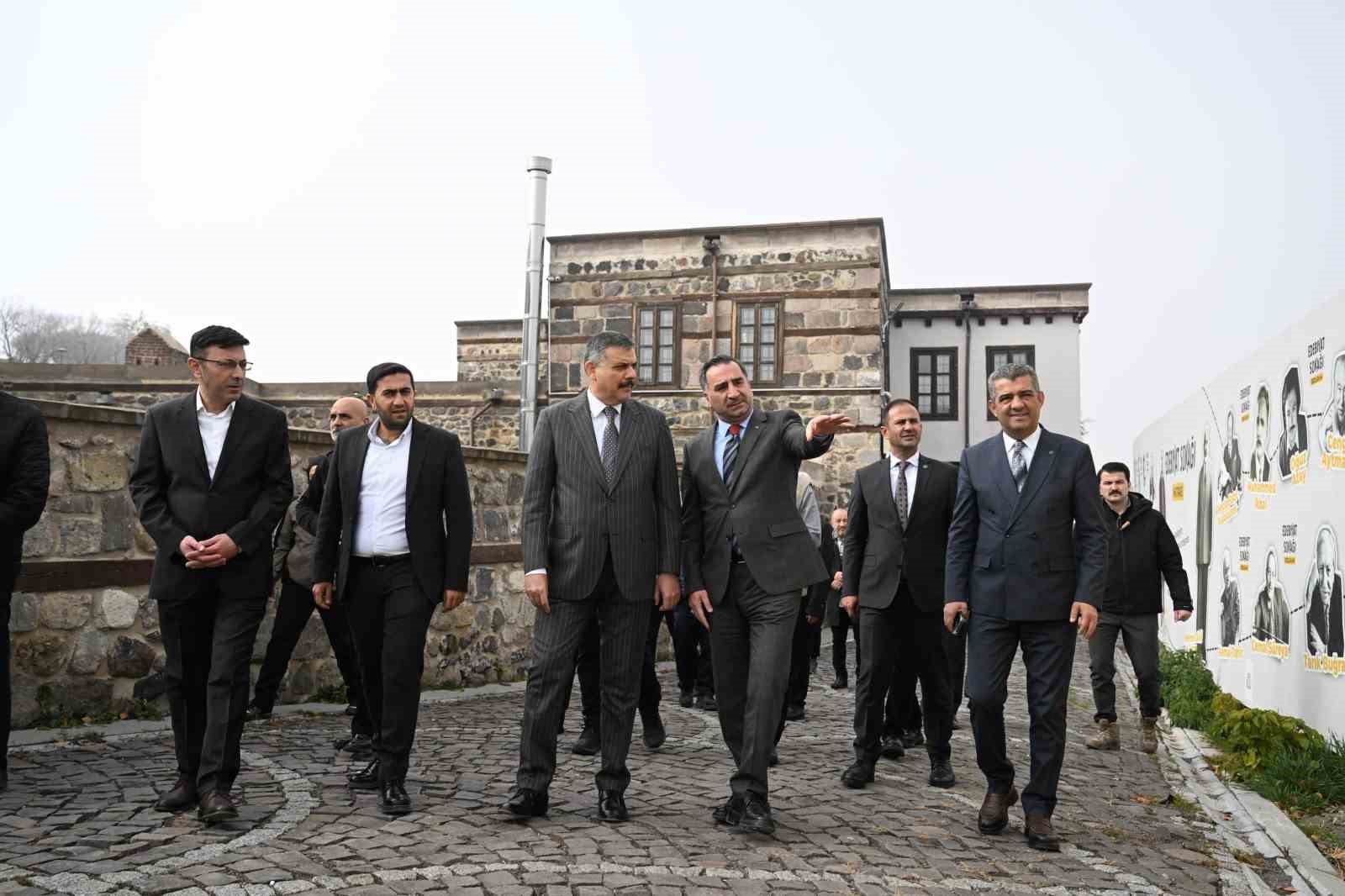 Vali Çiftçi, "Dil ve Edebiyat Konağı"nı inceledi, "Edebiyat Sokağı"nda ...