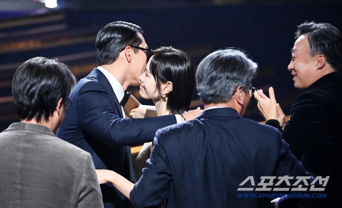 Hyun Bin's wife, Son Ye-jin, who won the Best Actor Award