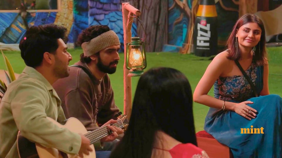 Bigg Boss 19: Armaan Malik sings Bollywood songs, plays guitar gifted ...