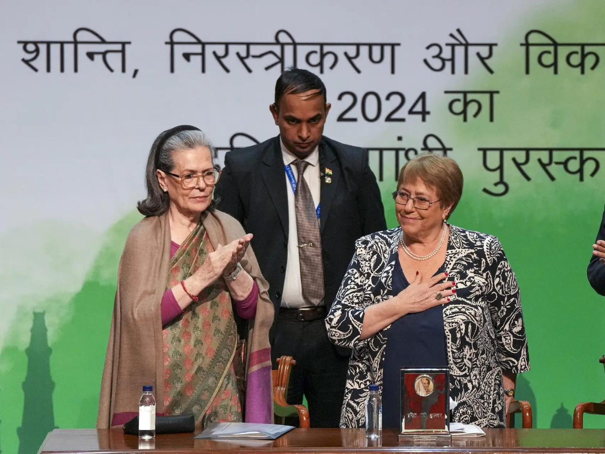 Ex-Chile President receives Indira Gandhi Peace Prize from Sonia Gandhi ...